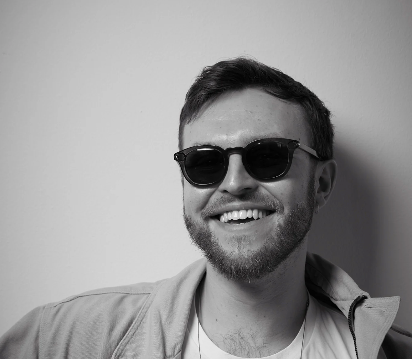Your Guide to Keeping Your Sunglasses Clean | YOOVY
